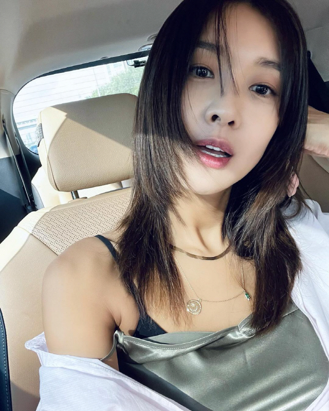 '75→52kg' 김빈우, 셔츠 풀어헤치고 은근한 노출…감량 후 노출도 … | 스포츠조선