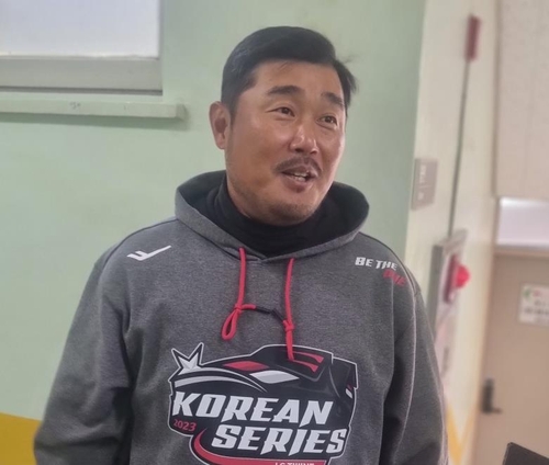 'SSG 감독설' 이호준 LG 코치 "사실 아냐…선수들과 KS 즐길 것" | 스포츠조선