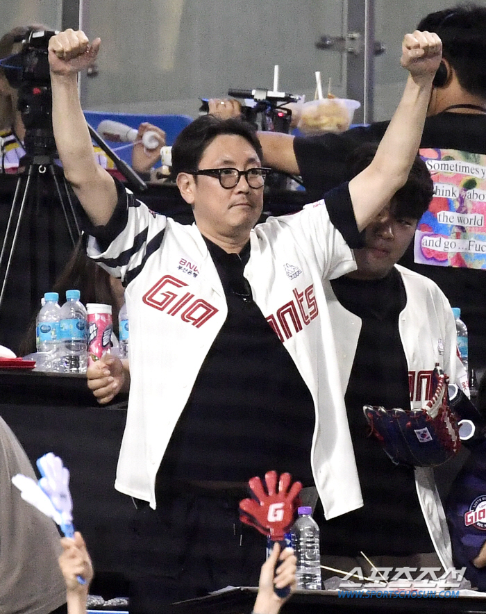 [포토] 배우 조진웅 '롯데 역전에 두 주먹 불끈' | 스포츠조선